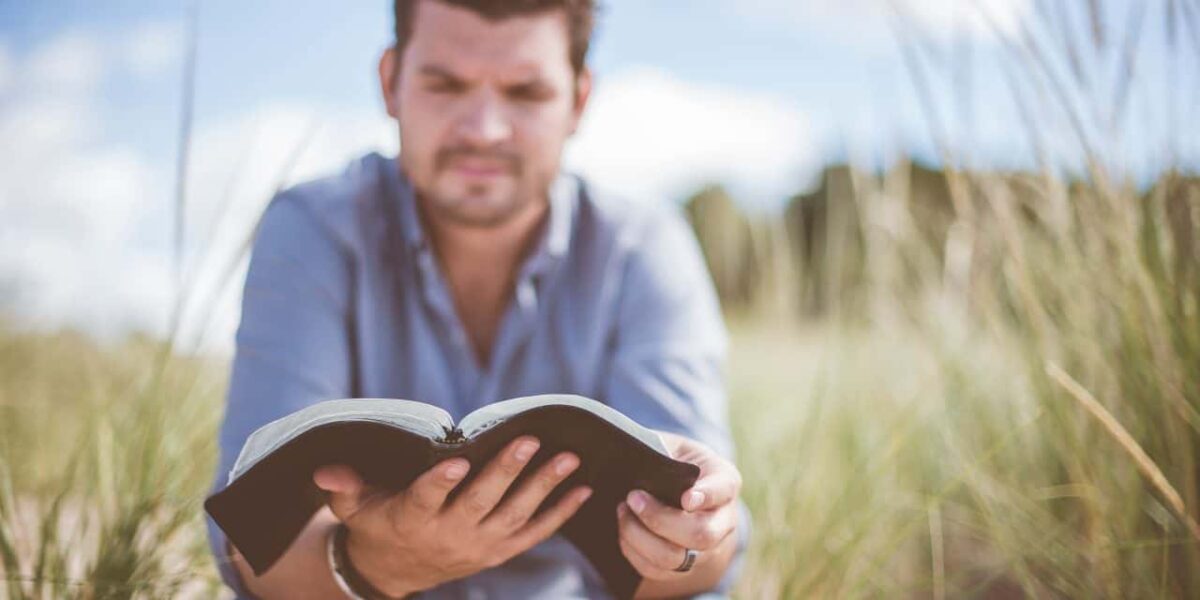 the-importance-of-daily-bible-reading-for-spiritual-growth-servants